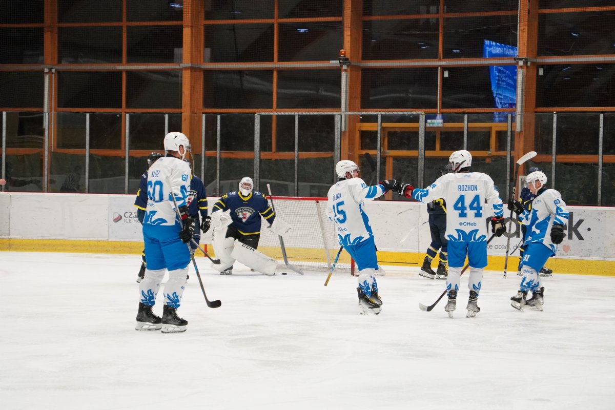 Přesvědčivá výhra a první nula sezony! Cheb přejel Ústí 5:0 | HC ...